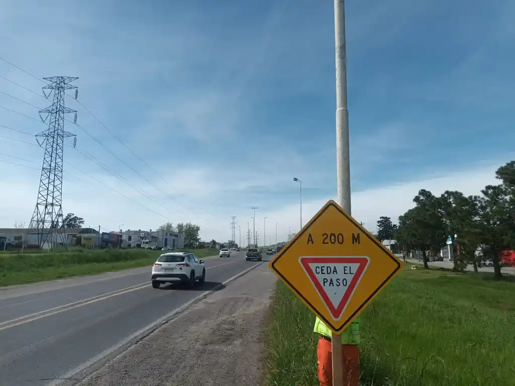 Ruta 226: instalaron cartelería que anticipa la prioridad de paso en ...