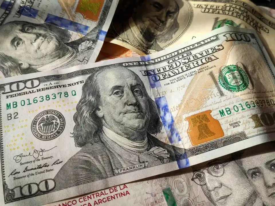 El dólar tarjeta va camino a los dos mil pesos y el minorista se afirma ...