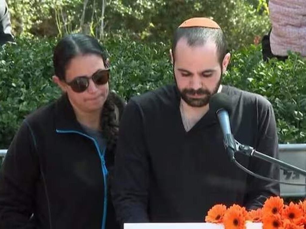 El dolor de Yarden Bibas en el funeral de Shiri, Ariel y Kfir: “Lamento no haber podido ...