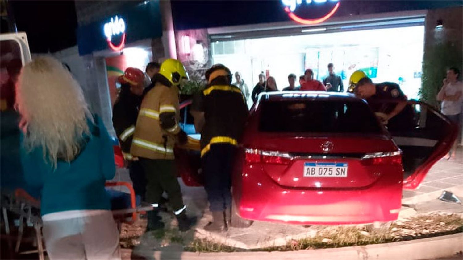 Impresionante choque: un auto subió a la vereda y casi impactó contra ...