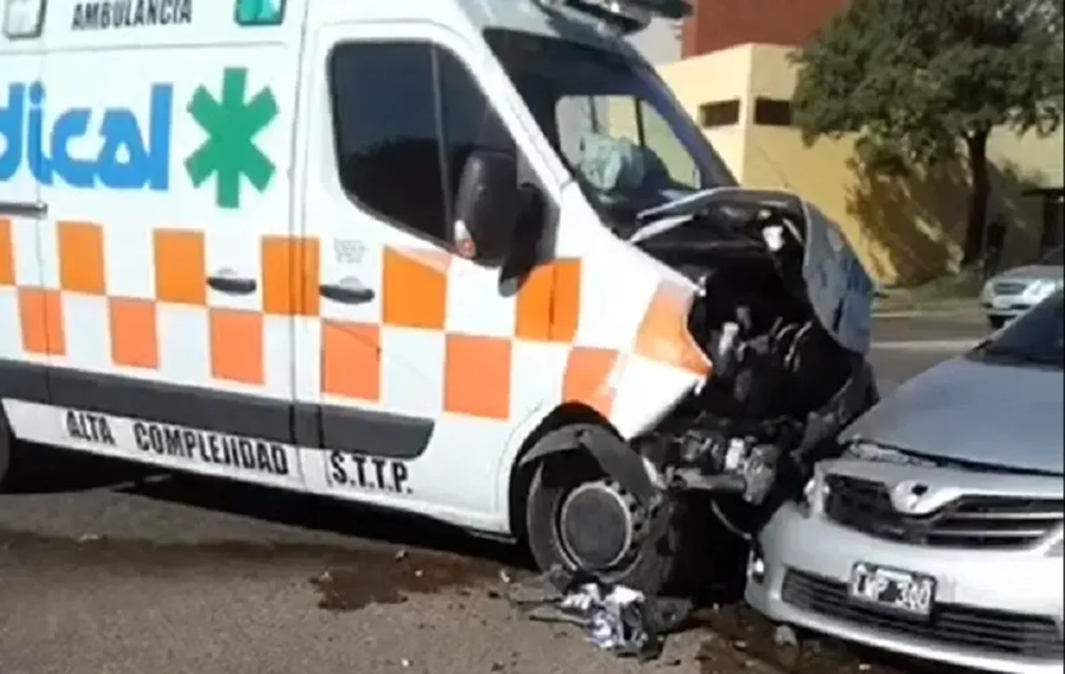 Fuerte choque entre una ambulancia y un auto dejó como saldo un herido ...