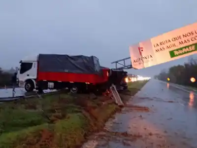 Un camión impactó contra un cartel y provocó un corte total en la Ruta ...