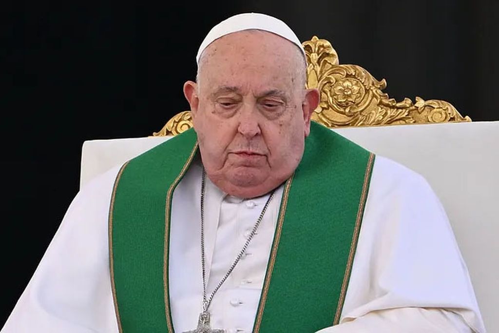El papa Francisco padece neumonía bilateral y su estado es "complejo", según el Vaticano