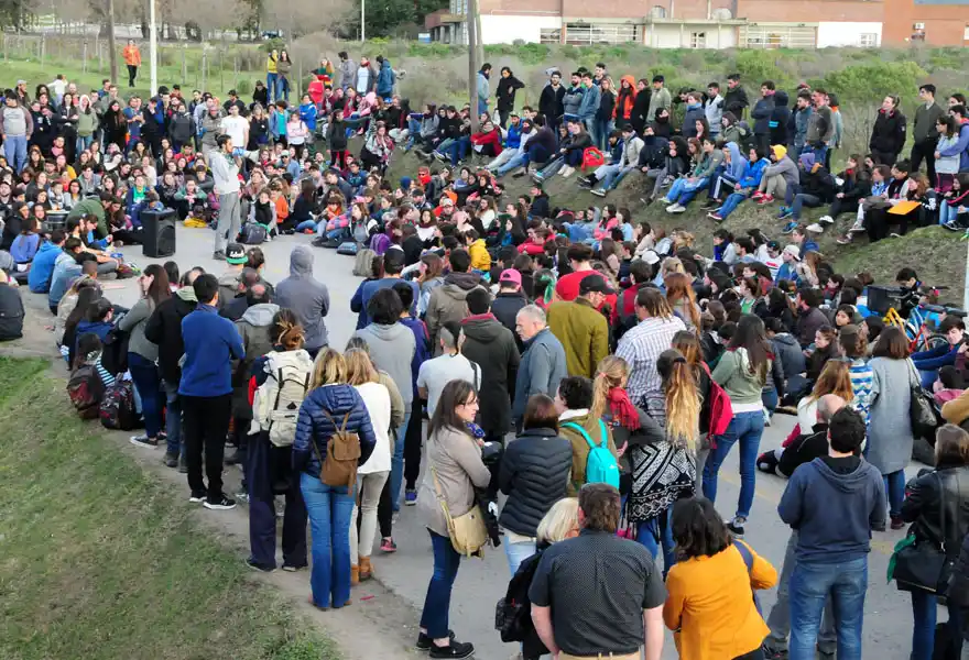 Móvil desde el acceso al Campus Universitario | Buenas y Santas