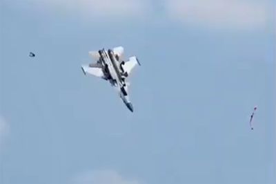 Accidente de un caza naval chino J-15 Flanker cerca de una zona poblada ...