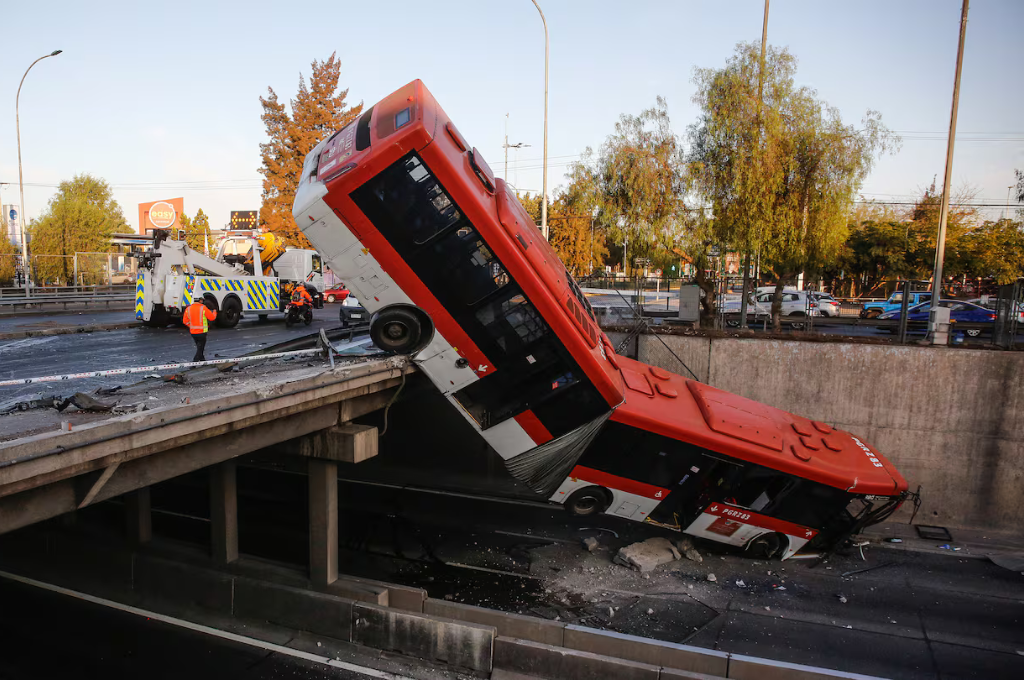 Violento choque en Chile: un colectivo cayó a la autopista tras ser ...