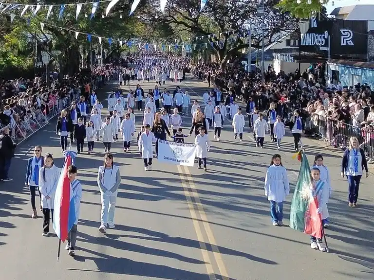Acto central y desfile cívico militar por el 216º Aniversario de la ...