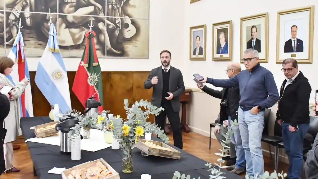 Azcué destacó el valor de la prensa, defendió su gestión y confirmó que ...