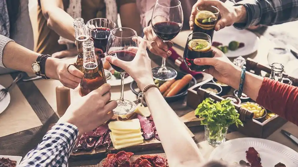 Reuniones sociales sí, reuniones sociales no | Buenas y Santas