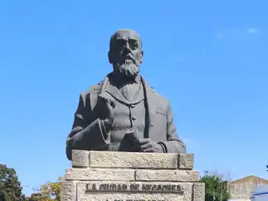 El monumento a Ángel I. Murga nos cuenta quién es y por qué está ahí ...
