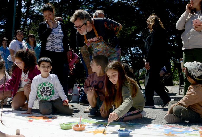 Cientos de niños pintaron la bandera de Chacinar junto a Milo Lockett y ...