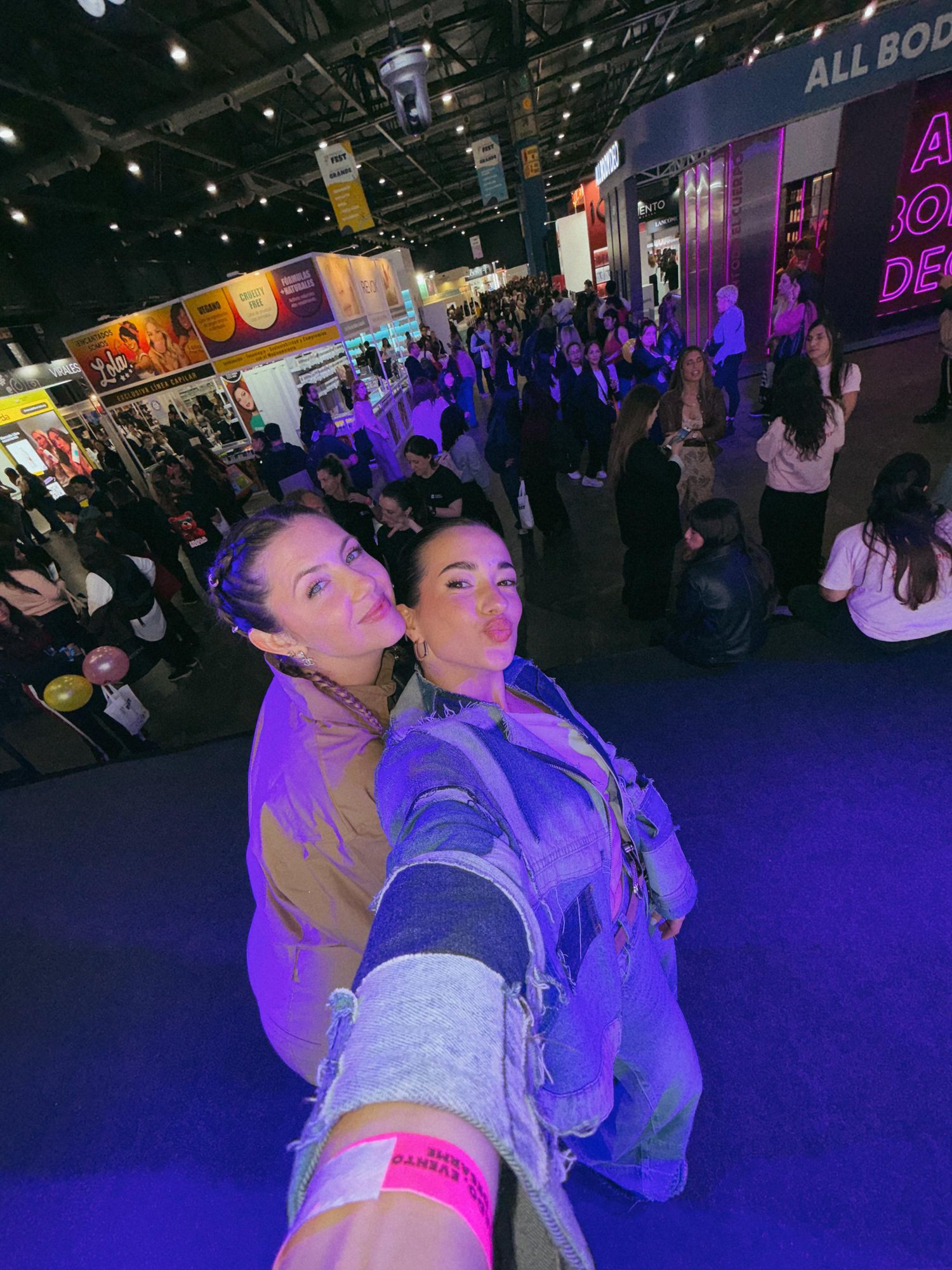 Quién es la gualeguaychuense que entrevistó a Wanda Nara, Flor Jazmín y ...