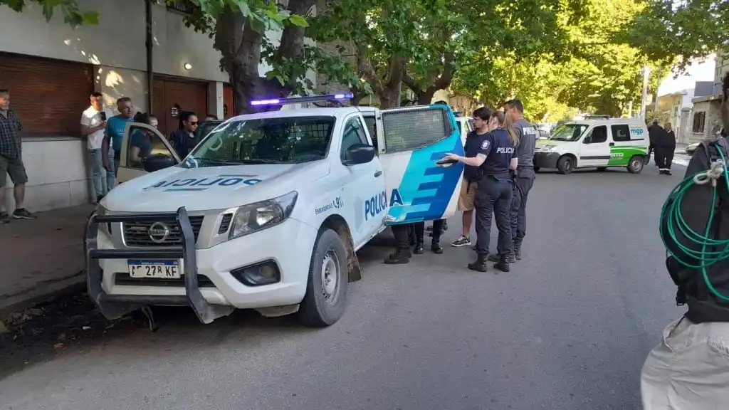 Conductor chocó a un colectivo y agredió a la policía en Mar del Plata ...