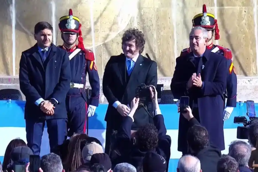 Milei encabeza el acto por el Día de la Bandera en el Monumento ...