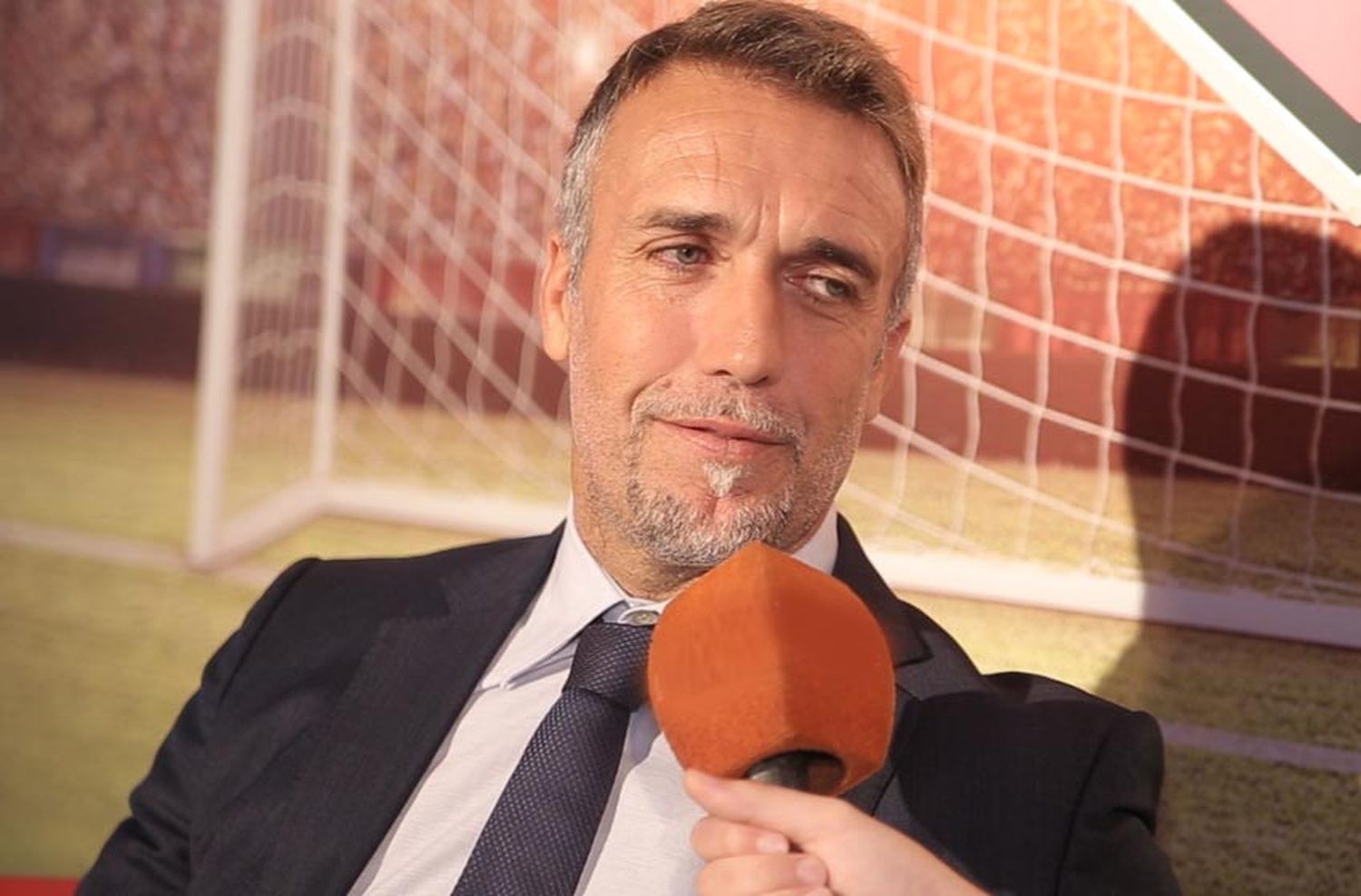 Batistuta aseguró que a sus hijos no les regala nada para «enseñarle lo ...